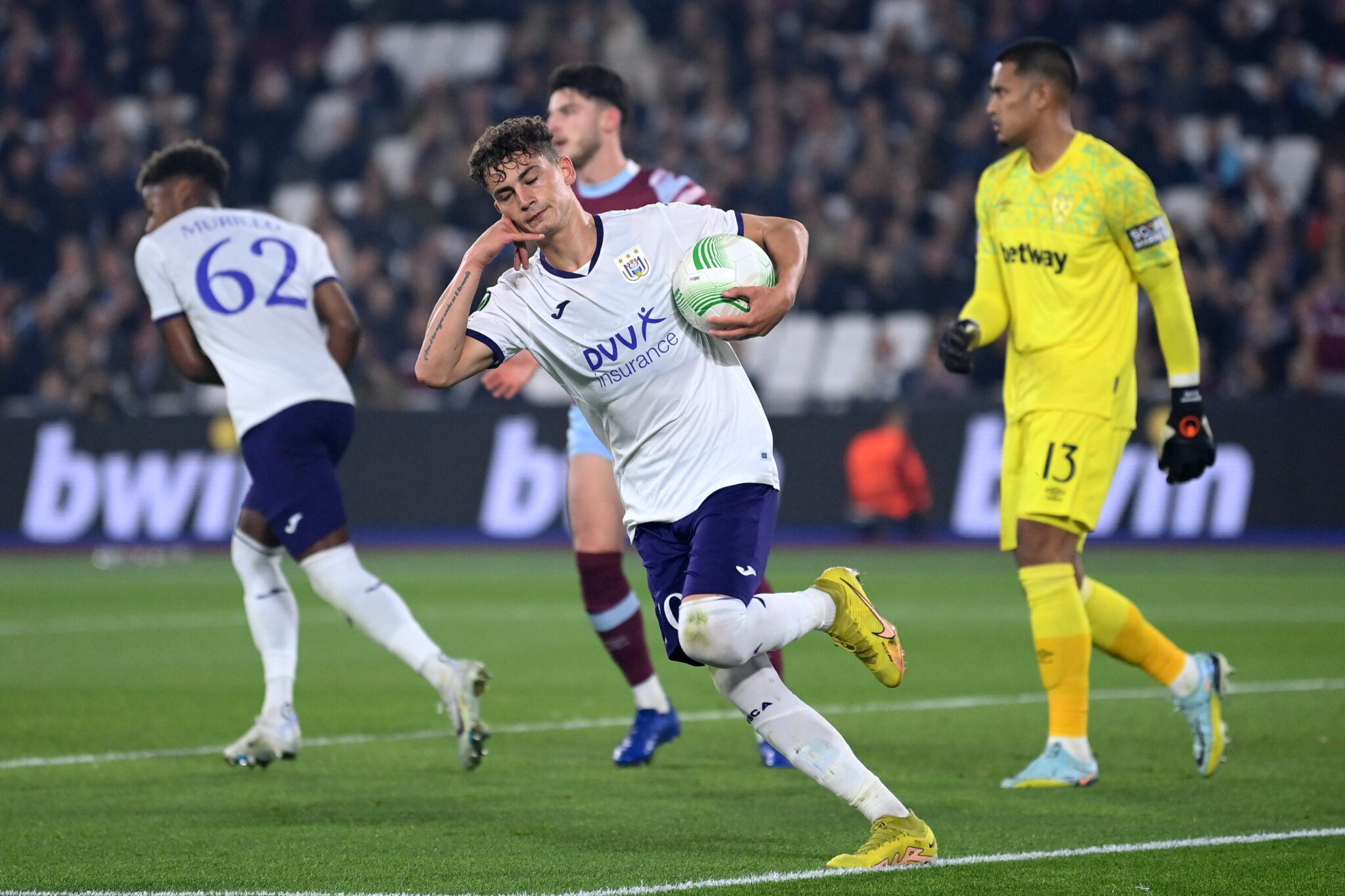 Sebastiano Esposito pronto al ritorno in Italia: lo vuole un Campione ...