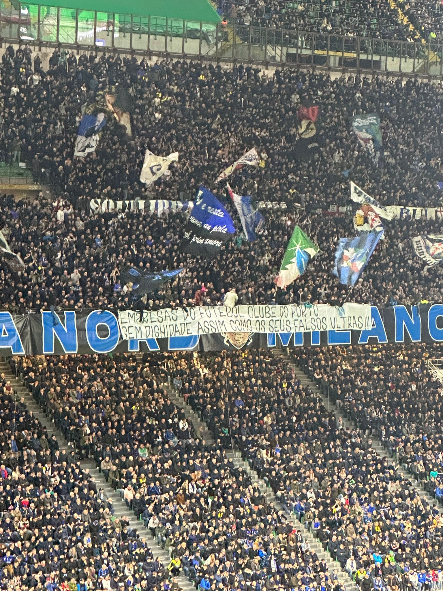 Caos tifosi Inter a Oporto, duro striscione a San Siro - FOTO